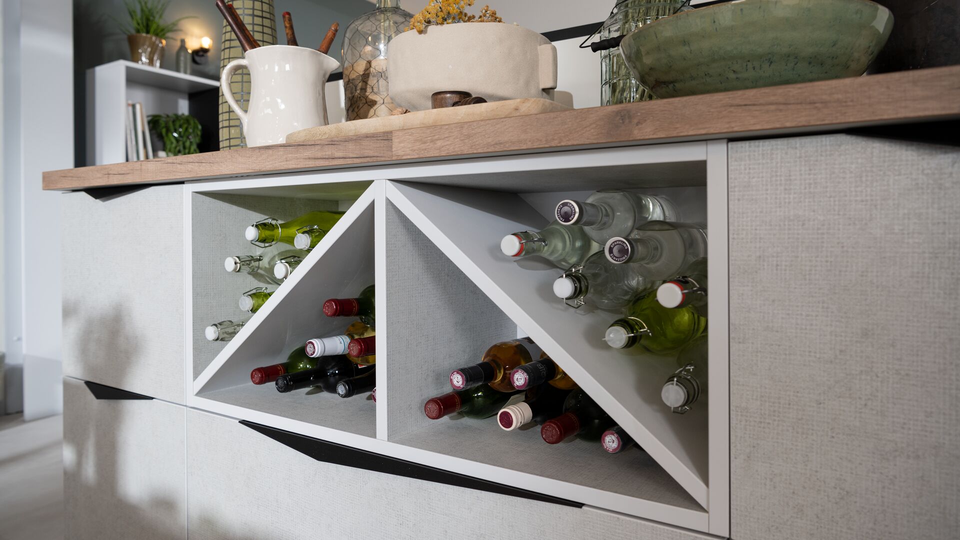 Kruisvormig meubel om je mooiste flessen in op te bergen.