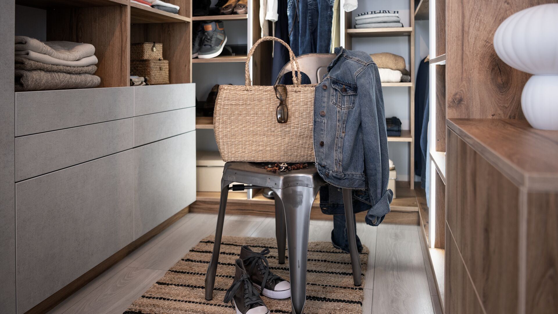 Dressing avec de nombreux rangements et joues éclairantes.