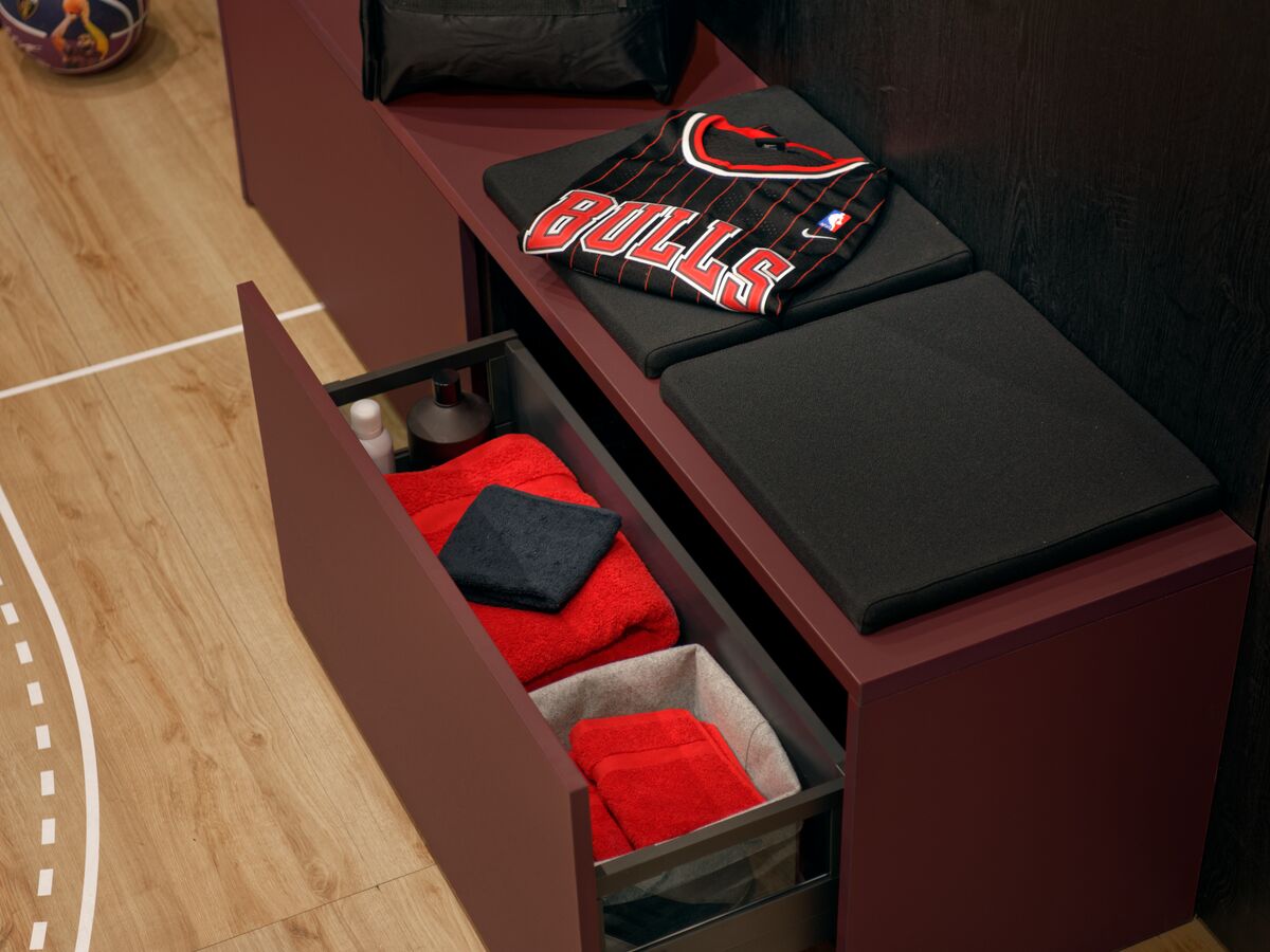 Dressing pour sportif avec banc et îlot | SCHMIDT