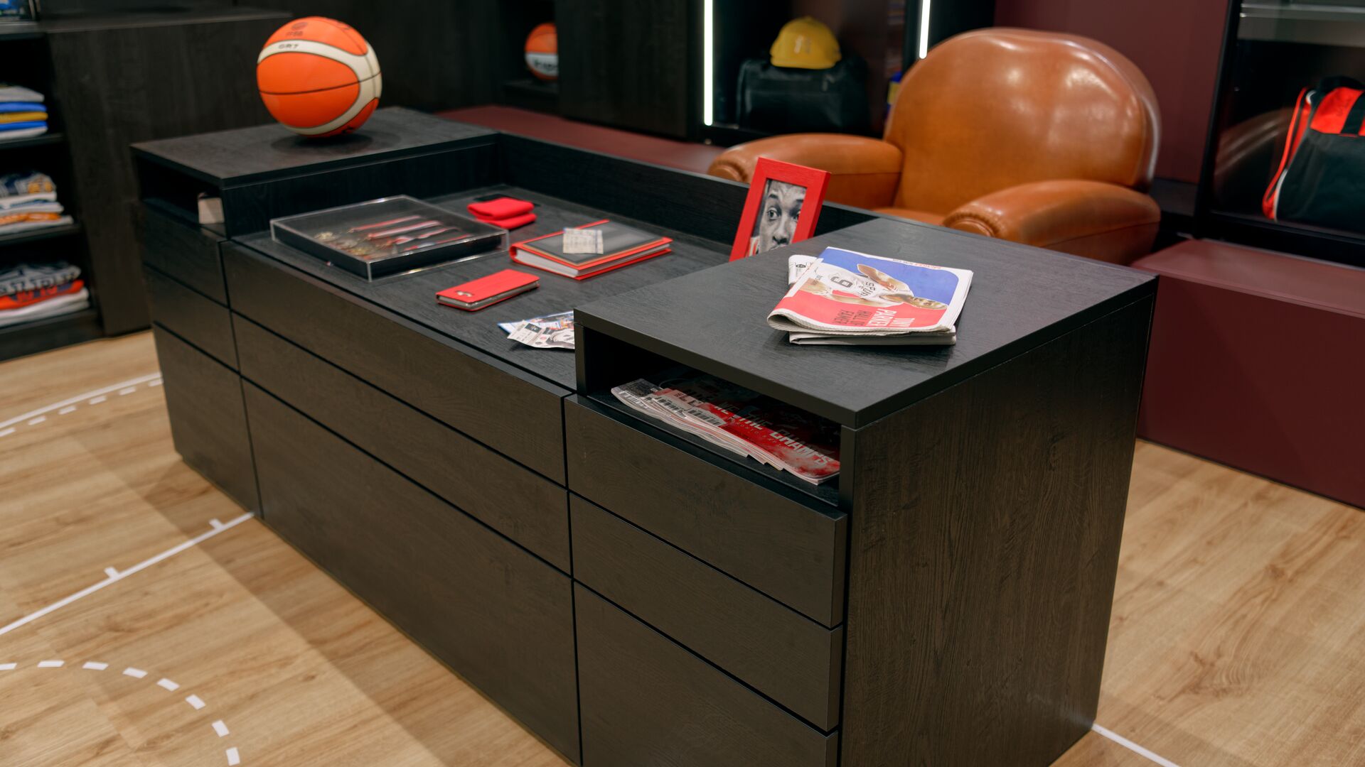 Dressing pour sportif avec banc et îlot | SCHMIDT