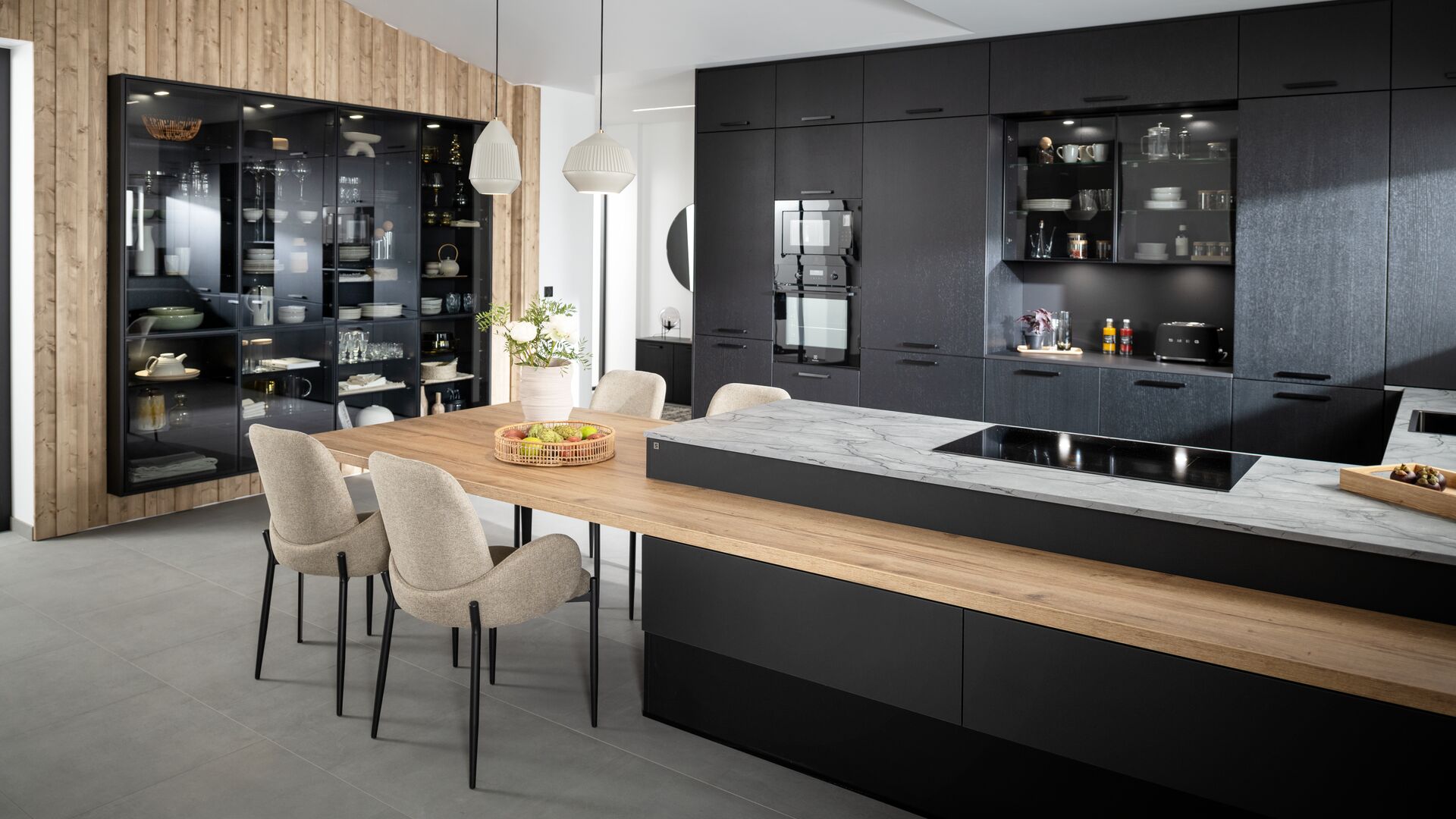 Cuisine en bois noir ouverte sur séjour | SCHMIDT