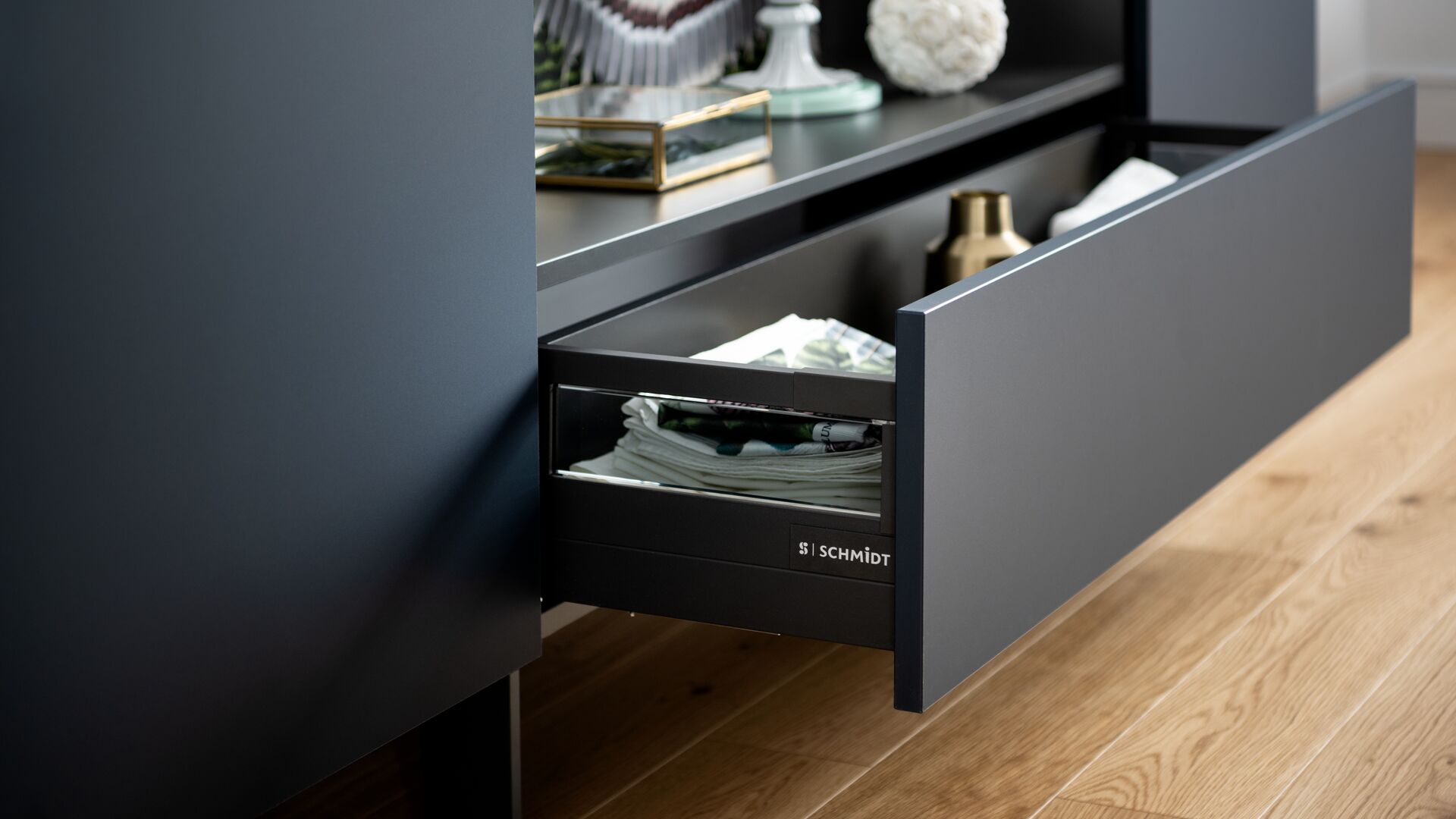 Buffet bas design avec motifs Lacroix | SCHMIDT