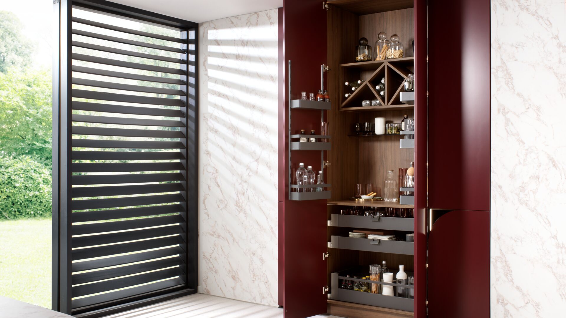 Meuble bar design aménagé dans un placard caché | SCHMIDT