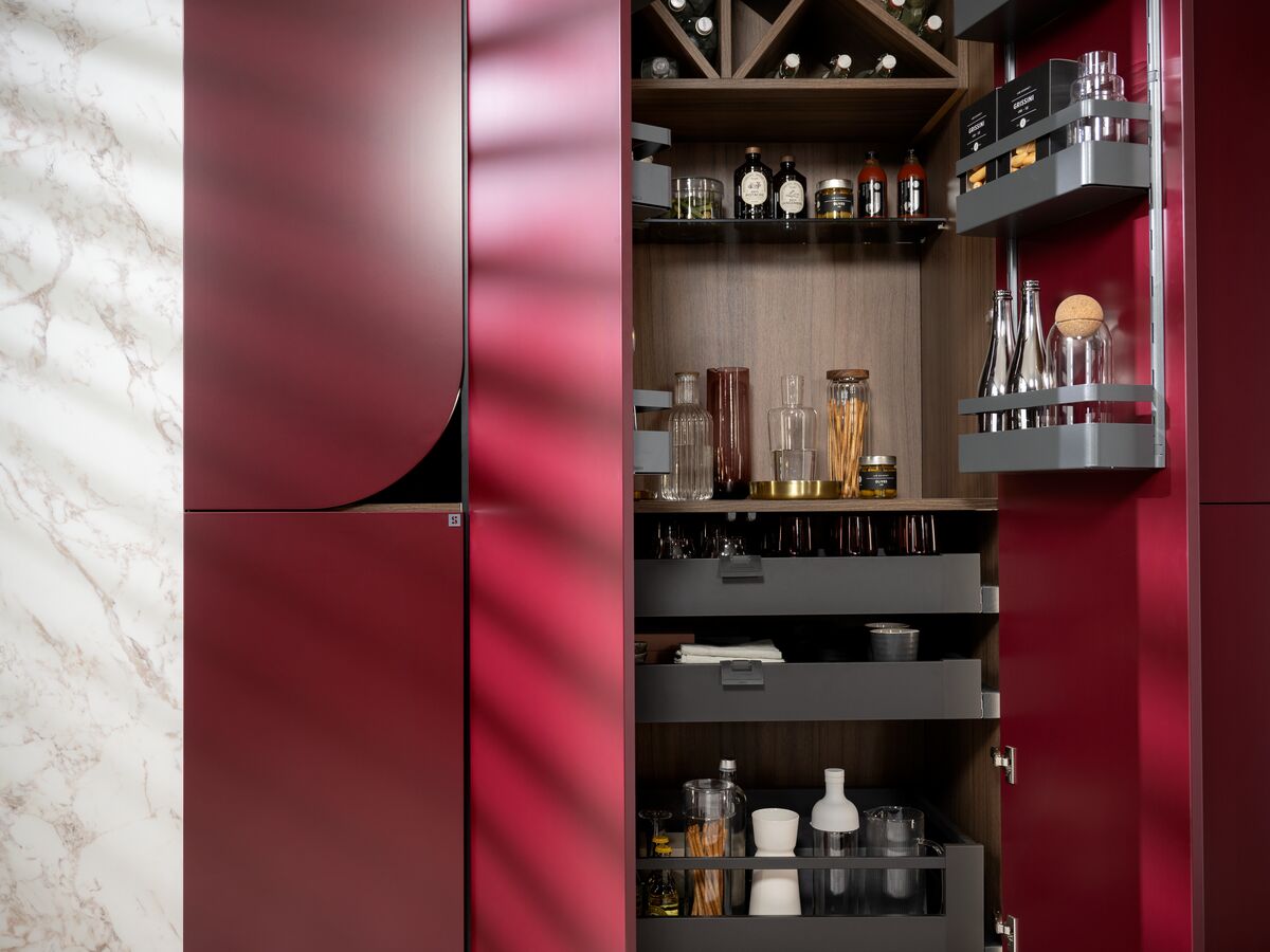 Meuble bar design aménagé dans un placard caché | SCHMIDT