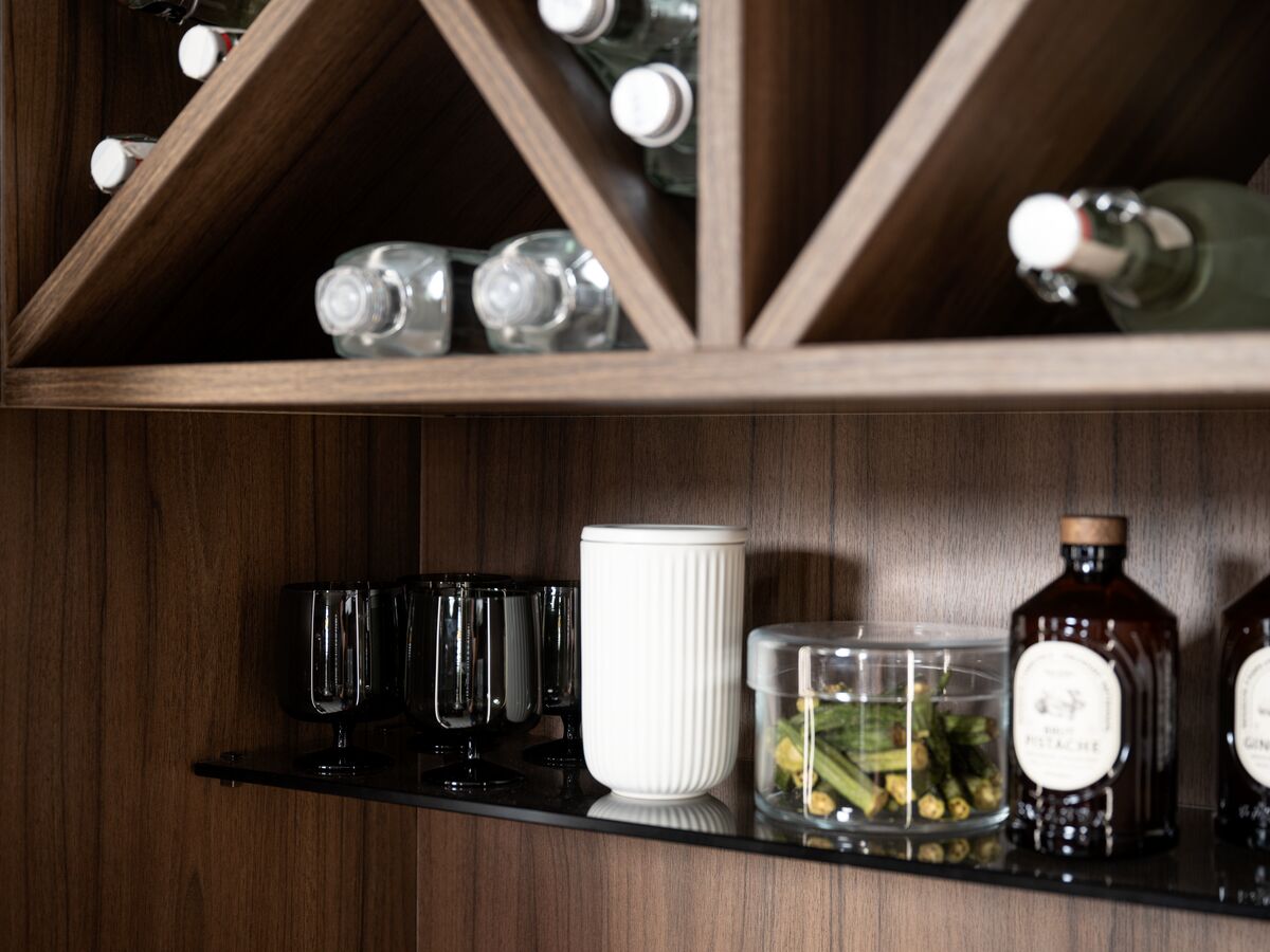 Meuble bar design aménagé dans un placard caché | SCHMIDT